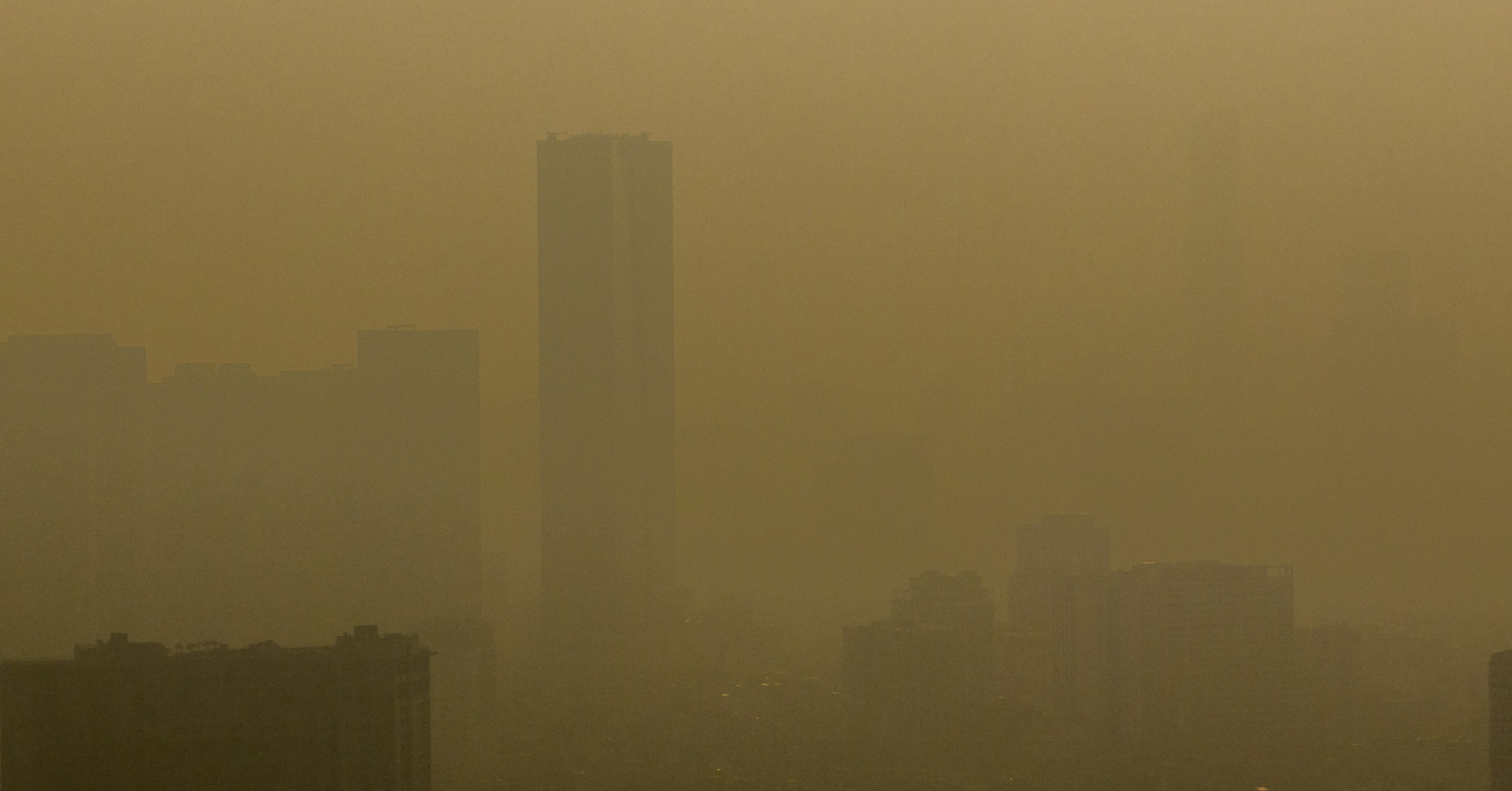 Loạt công trình biểu tượng của Hà Nội chìm trong lớp mù dày đặc | Daisan News